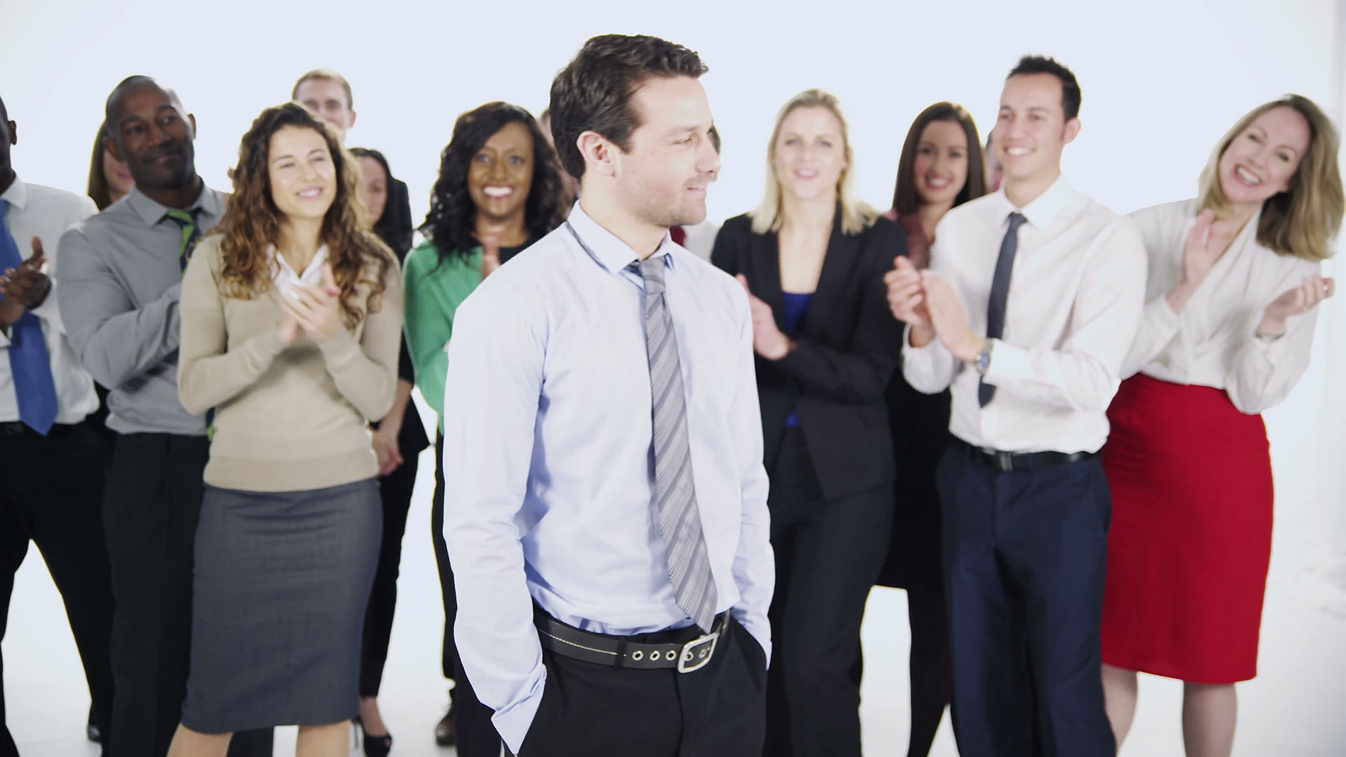 Estimulando a camaradagem mútua: da equipe para com o líder; do líder ...